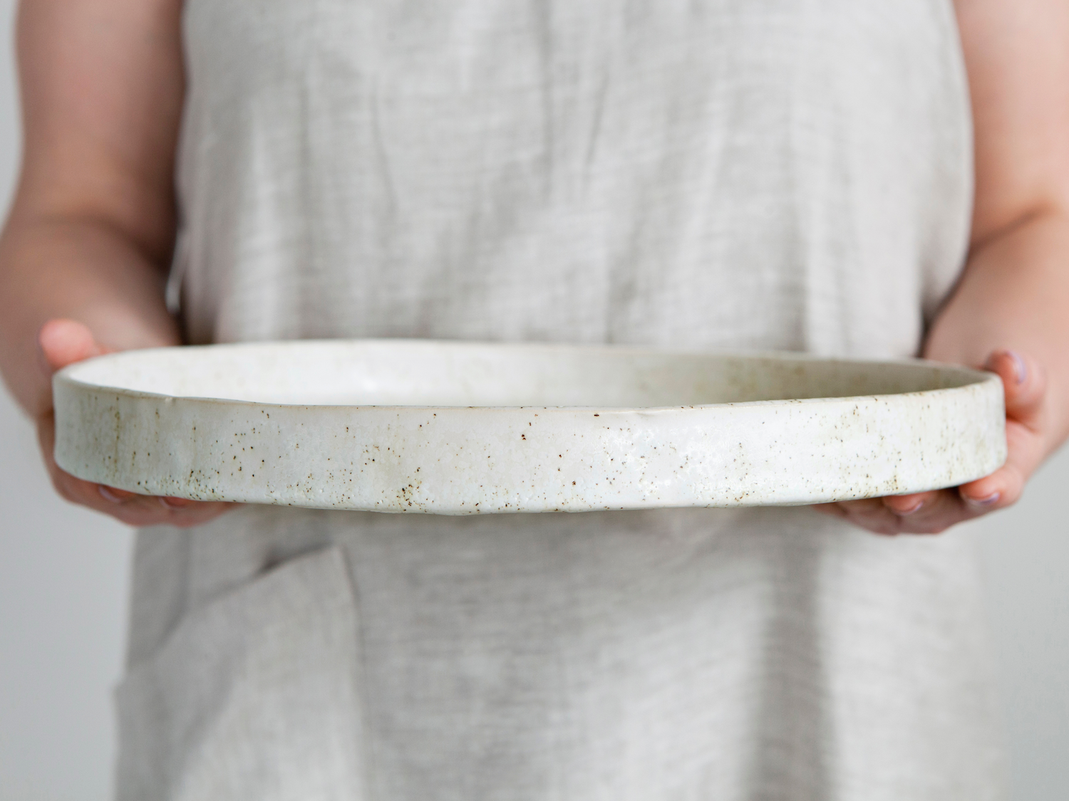 White matte speckled large round platter – Mr. Bowl Ceramics